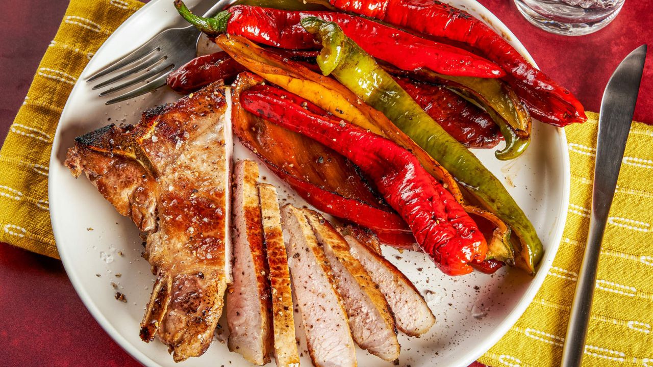 Ζουμερές χοιρινές μπριζόλες με πιπεριές | Cookout.gr