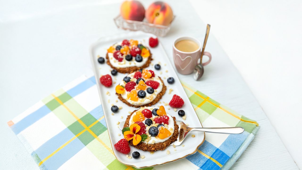 Ταρτάκια γκρανόλα σαν πιτσάκια με γιαούρτι και φρέσκα φρούτα | Cookout.gr