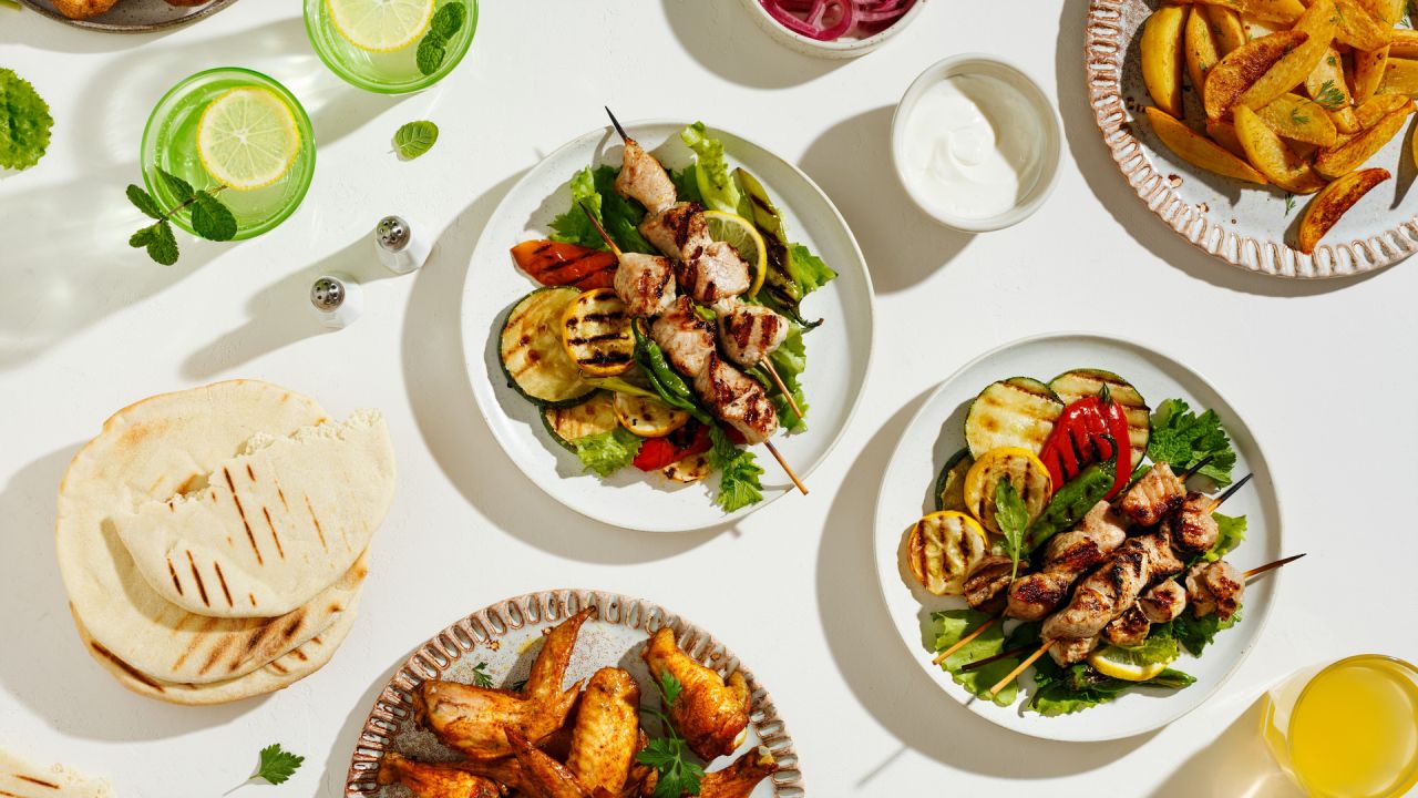 BBQ στο σπίτι: 33 συνταγές για να στήσεις το τραπέζι γύρω από τη φωτιά με ασφάλεια | Cookout.gr